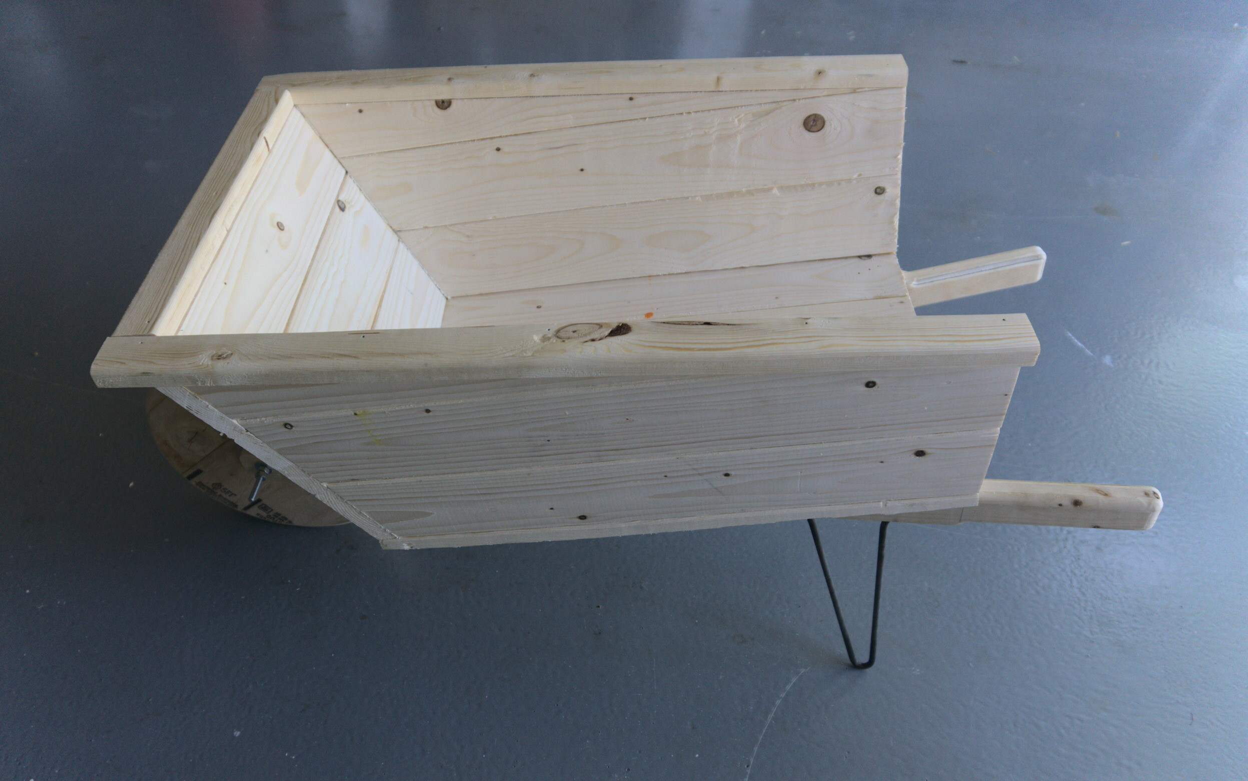 Build you own DIY Decor Wheelbarrow ! - Ivy&Iron